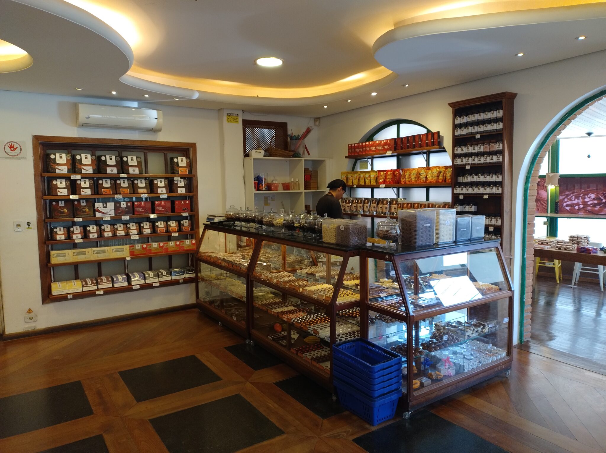 Descubra a Magia da Fábrica de Chocolates Araucária em Campos do Jordão ...